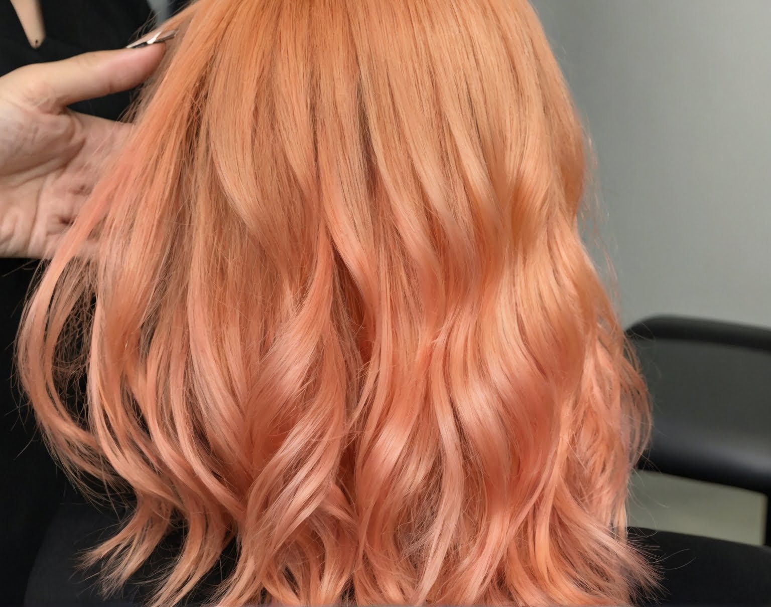 Peach Fuzz es el color de cabello de tendencia en 2024.